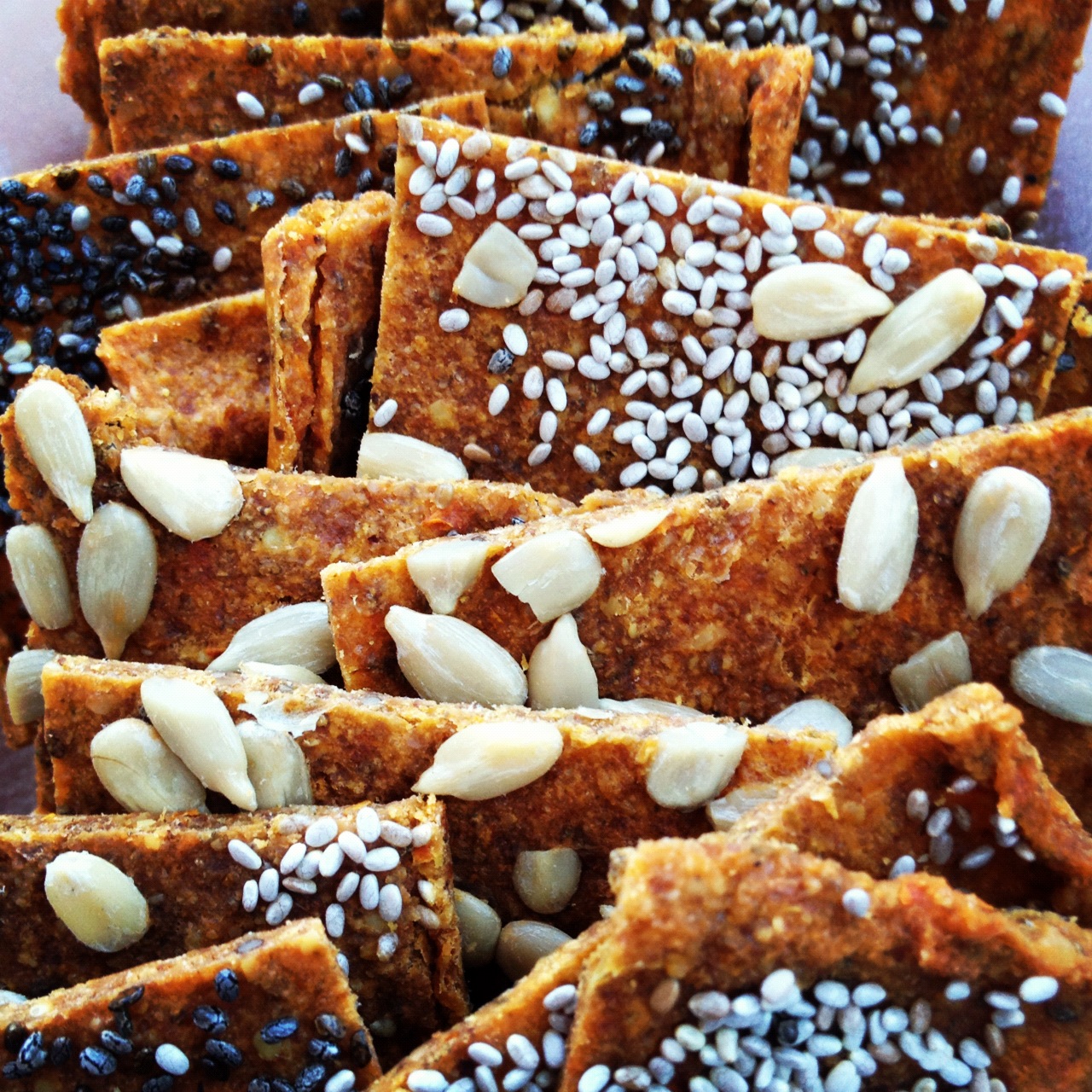 Recipe: Savoury Almond Crackers | ROHTOPIA | Ganzheitliches Wohlfühlen