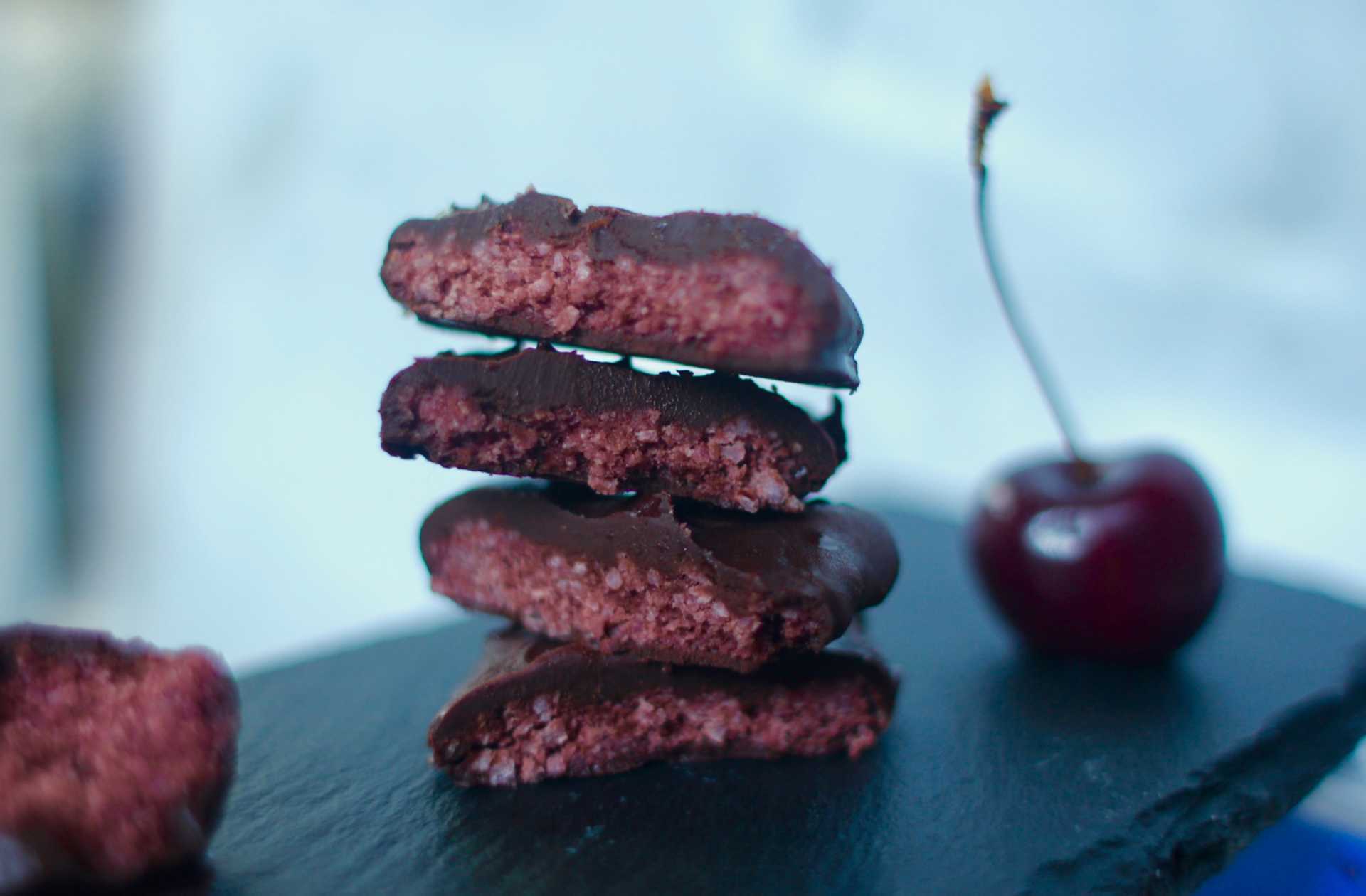 Recipe: Raw vegan Cherry Ripe Bars | ROHTOPIA | Ganzheitliches Wohlfühlen